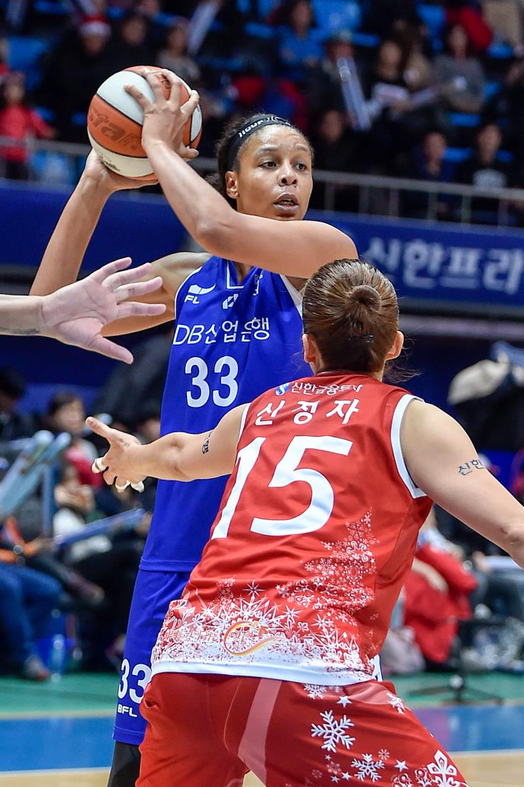 ‘갱생’ 피어슨, KDB생명 2연승 안긴 산타클로스