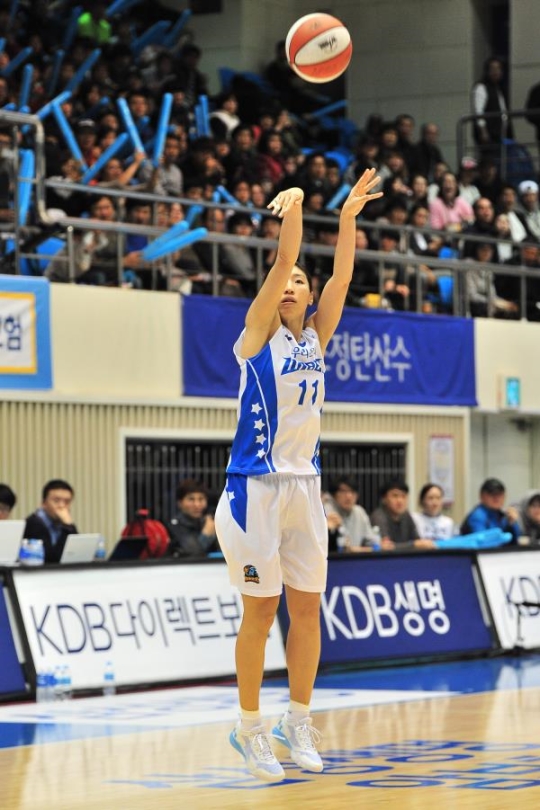 ‘베테랑’ 우리은행 임영희, 2R MVP…최은실은 첫 MIP