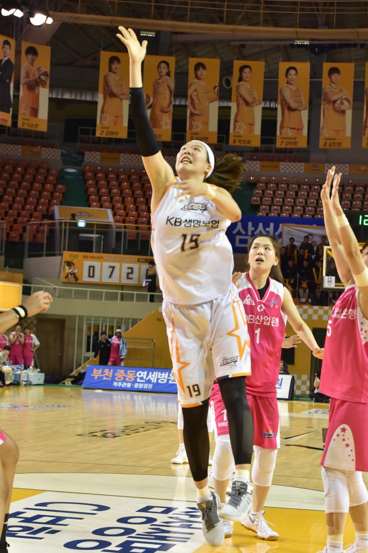 ‘박지수 위닝샷’ KB, KDB생명 격파…5연패 탈출