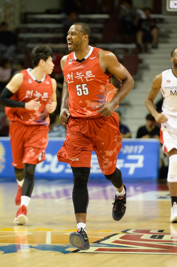 ‘사이먼 33득점’ KGC, 4강 PO 1차전서 모비스 격파