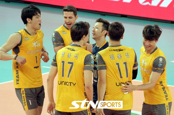[KOVO컵] ‘알렉스-이강원 쌍포 활약’ KB, OK 제치고 4강 합류