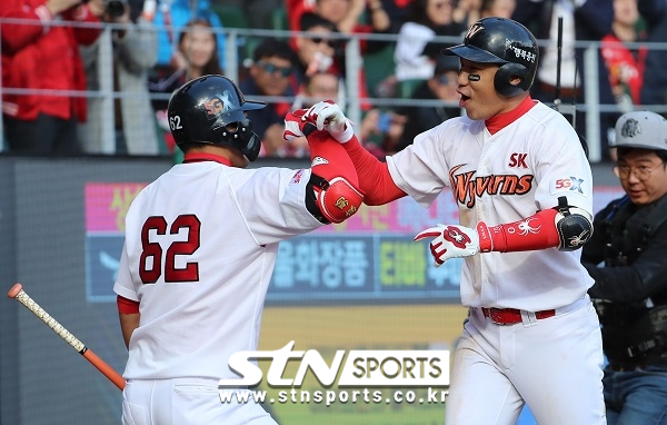 [PO5 S코어북] ‘리버스 스윕은 없다’ 홈 컴백 SK, 끝내기포로 KS 진출