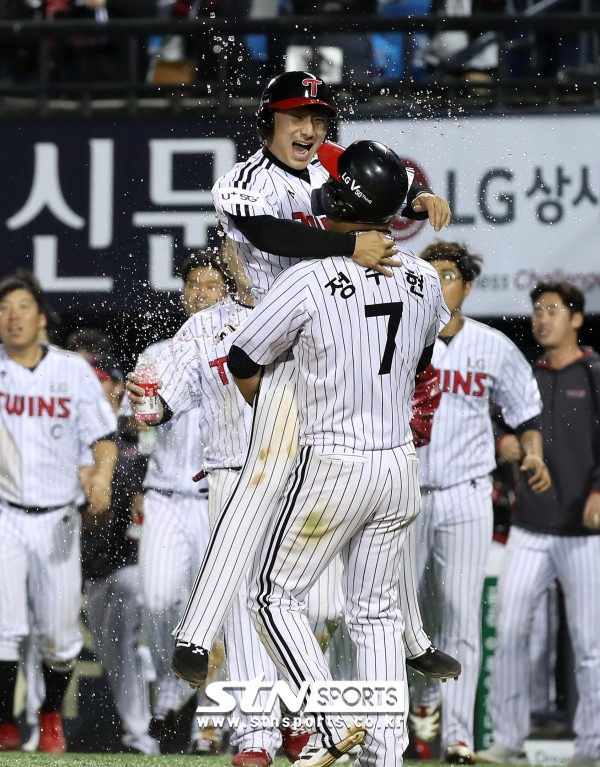 '신민재 끝내기 안타' LG, 연장 13회 접전 끝에 준PO 진출 [WC1 S코어북]