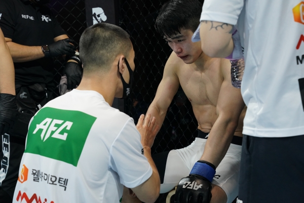 [AFC16] '19세 정찬성 제자' 박재현, 대반전 리어 네이키드 초크로 필살!