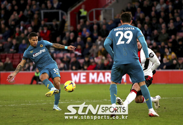 [EPL zip] 울버햄튼, 10명이서 사우스햄튼 2-1로 격파!