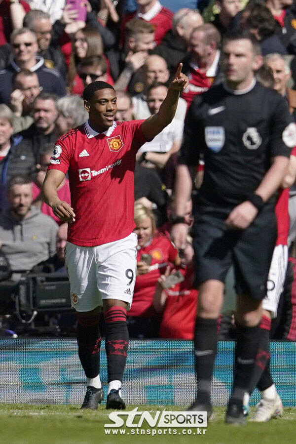 [EPL zip] '마샬 복귀골' 맨유, 에버튼에 2-0 승…3위로!