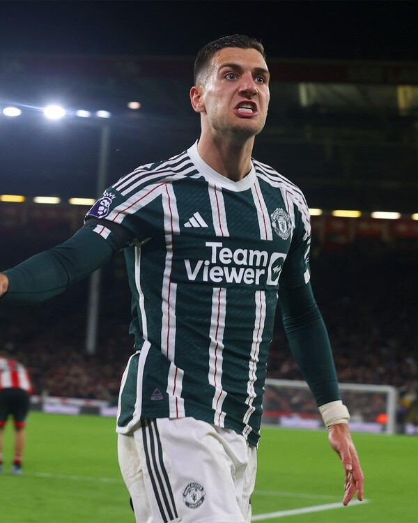 [EPL zip] '달로트 중거리슛 득점' 맨유, 셰필드에 2-1 신승