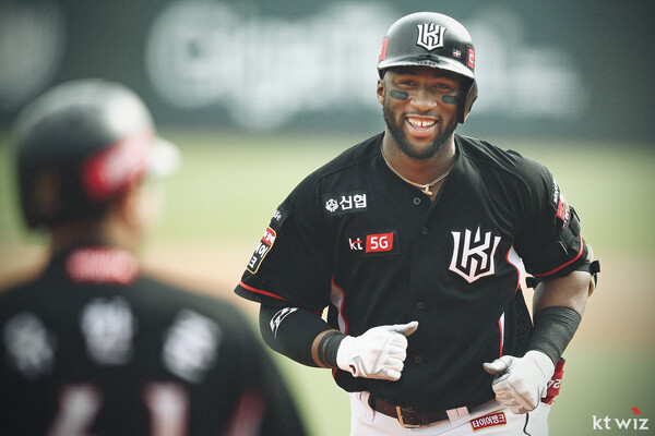 kt 전지훈련 성료, MVP 출신 로하스 팀 적응력 만점...MVP는 오윤석
