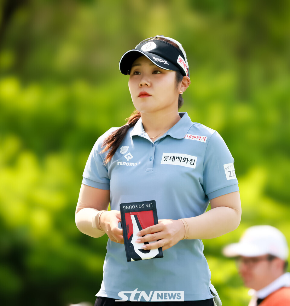 [STN포토]티샷 방향 바라보는 이소영