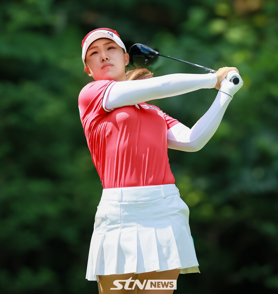 [STN포토]강한 티샷을 날리는 윤민아