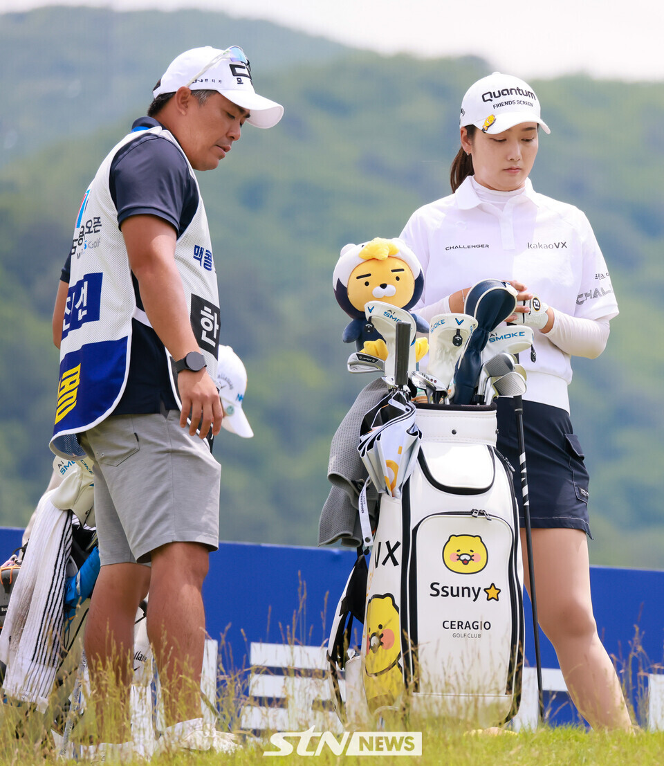 [STN포토]차분하게 티샷 준비하는 한진선