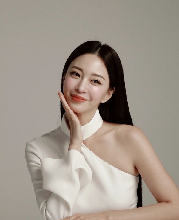 '10살 연하 혼인' 한예슬, 과감한 상반신 노출 [★PICK]