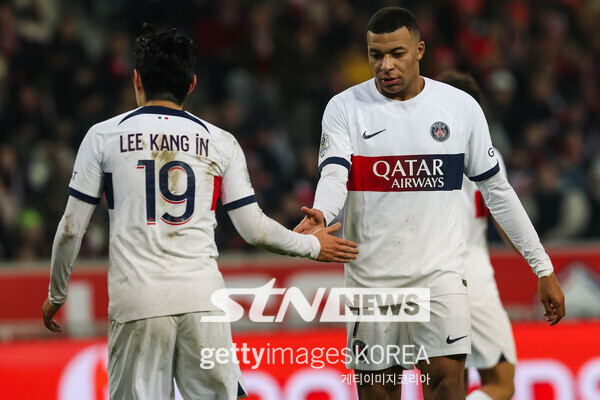 이강인 EPL 클럽으로부터 1,056억 제안 도착! “PSG가 거절...선수도 현재 생활에 만족하는 중”