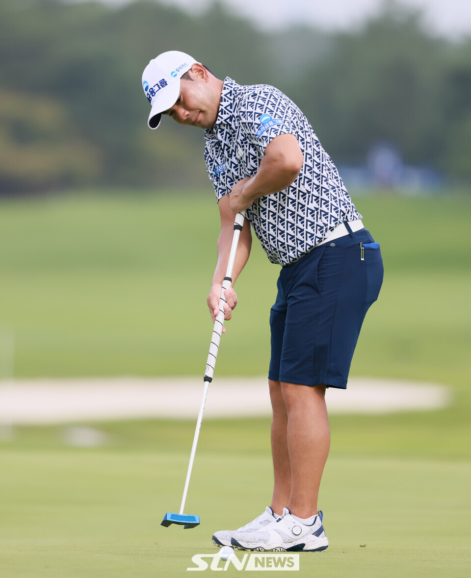 [STN포토]신중하게 굴리는 이준석