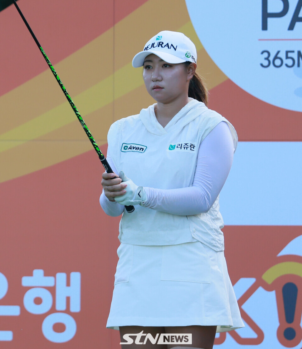 Stn포토 티샷 방향을 조준하는 강채연