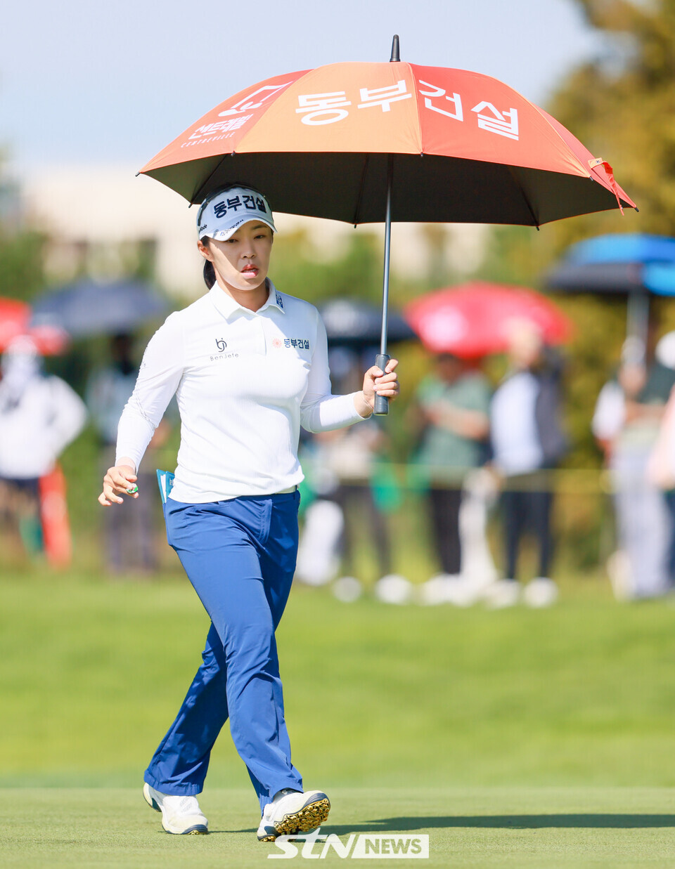 [STN포토]그린으로 올라서는 김수지