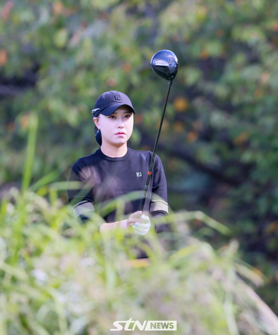 [STN포토]티샷 방향을 조준하는 문정민