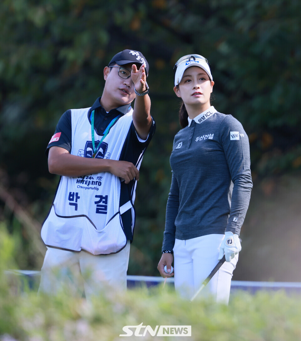 [STN포토]티샷 방향을 상의하는 박결