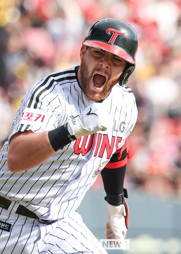 [준PO5 현장] 'LG 살린 2루 송구' 효자 외인 오스틴, 2루타는 덤