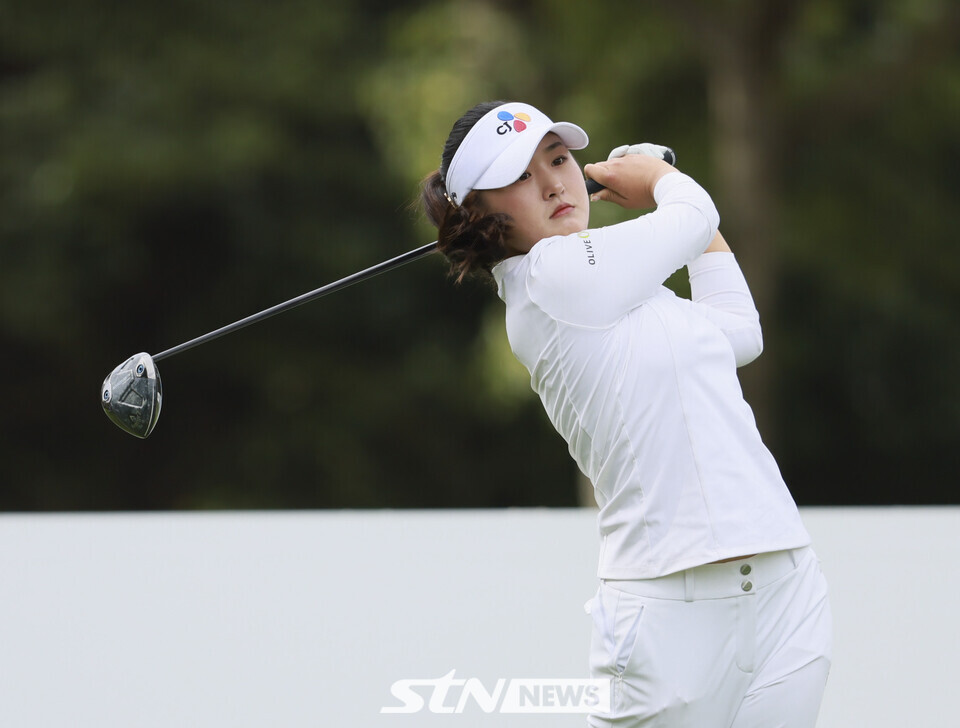 [STN포토]강하게 티샷 날리는 리슈잉