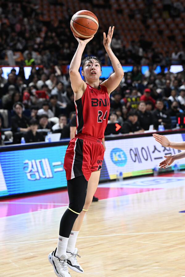 '김소니아 더블더블' BNK 썸, 개막 6연승 행진…구단 최다 연승 타이