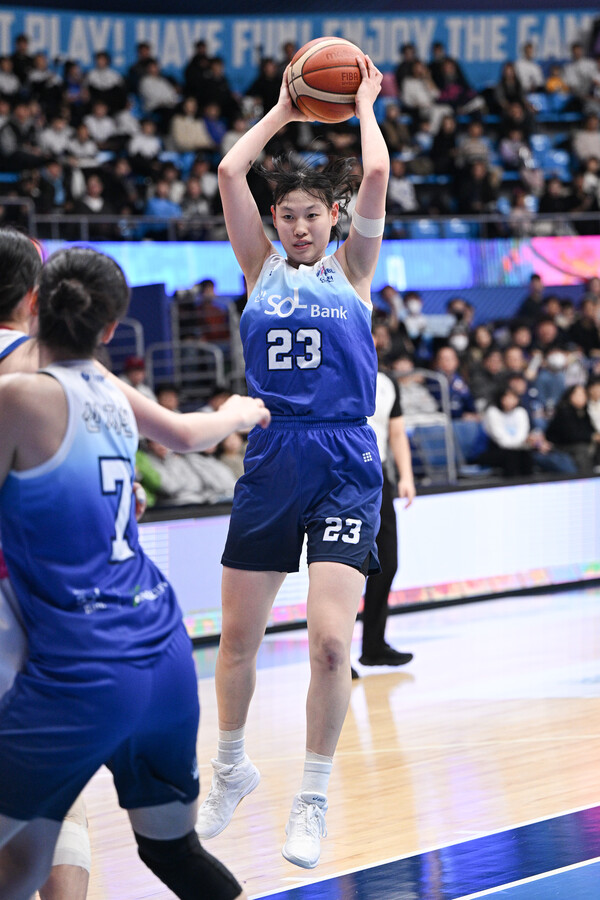 [st&현장] '신지현+이경은+홍유순 맹활약' 신한은행, 접전 끝 삼성생명 격파