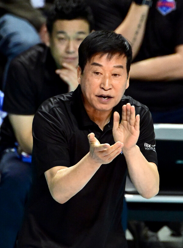 [st&현장] '빅토리아 날았다' IBK 기업은행, 5경기 만에 승전고…GS칼텍스는 11연패 수렁