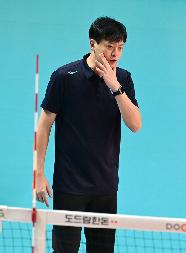 [st&현장] '빅토리아 날았다' IBK 기업은행, 5경기 만에 승전고…GS칼텍스는 11연패 수렁