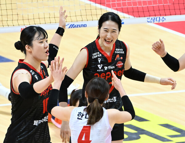 ‘빅토리아 25득점’ IBK기업은행, 페퍼저축은행 3-1 제압...시즌 10승 달성