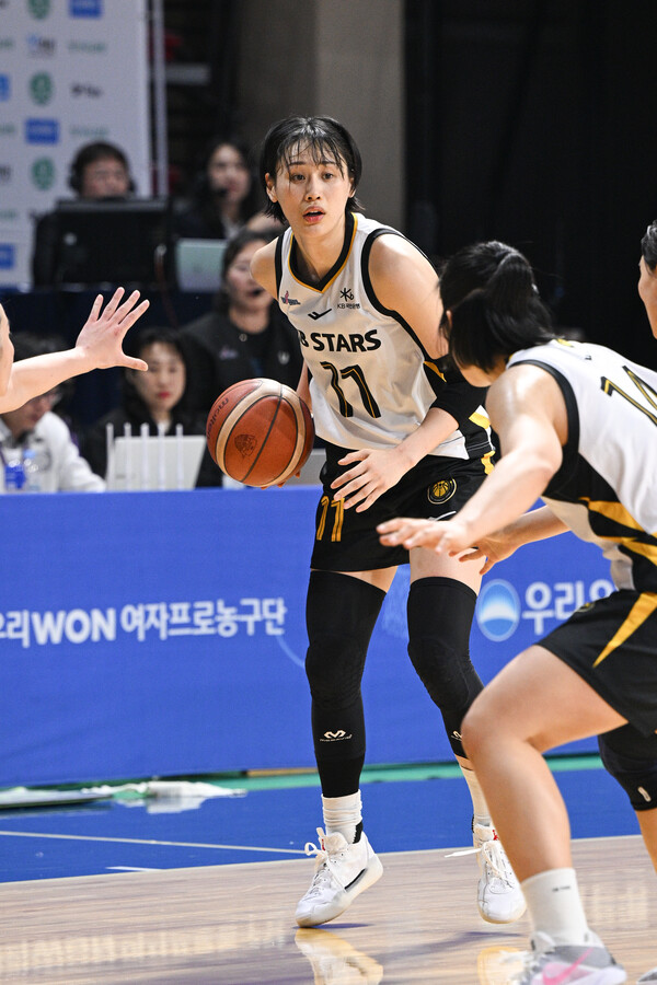 [st&현장] '천만다행' KB스타즈, 강이슬 1쿼터 발목 통증 호소→2쿼터 복귀