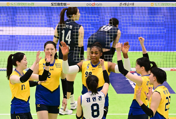 ‘우승 경쟁 불 지폈다’ 현대건설, GS칼텍스 3-0 완파…1위 흥국생명 승점 3점 차 추격