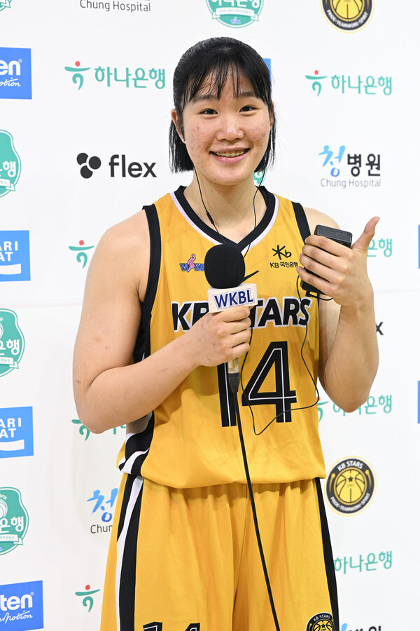 '14점 7리바운드' KB스타즈 송윤하, 당찬 루키를 위해 열린 특별한 졸업식