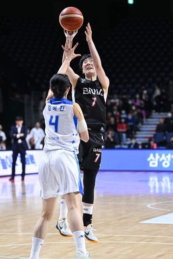 [BNK 우승] '박혜진 19초 남기고 극적 3점포' BNK, 우리은행 1점 차로 누르고 창단 첫 우승!