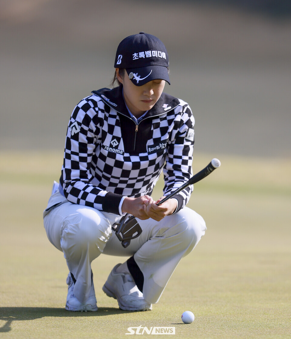 [STN포토]버디라인 정렬하는 윤선정