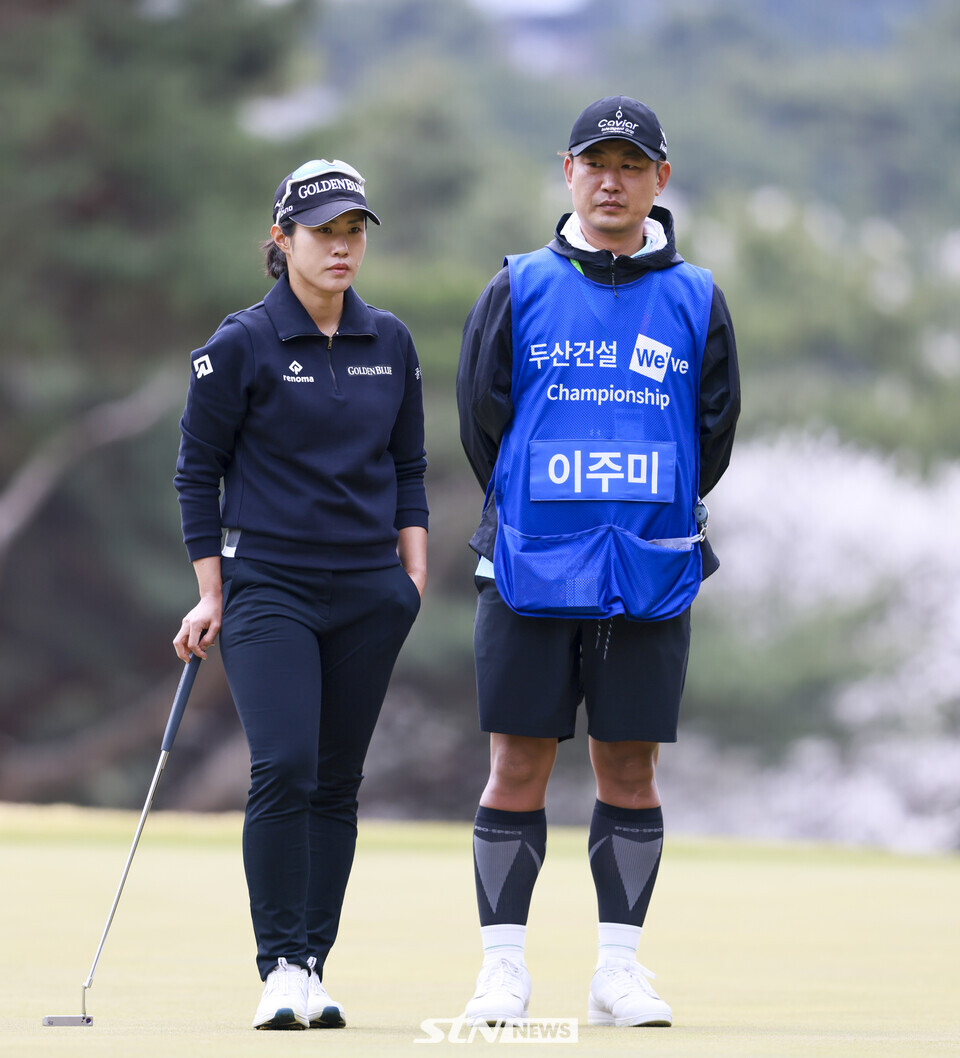 [STN포토]버디퍼트 고민하는 이주미-이동석 캐디