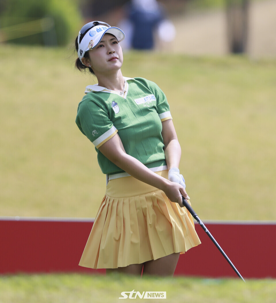 [STN포토]타구 바라보는 전예성