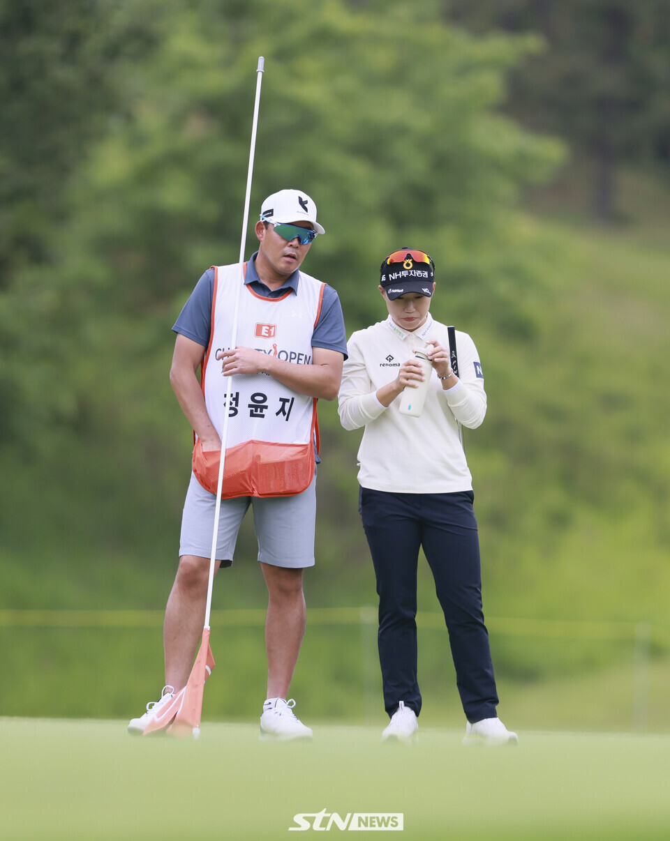 [STN포토]버디퍼트 준비하는 정윤지