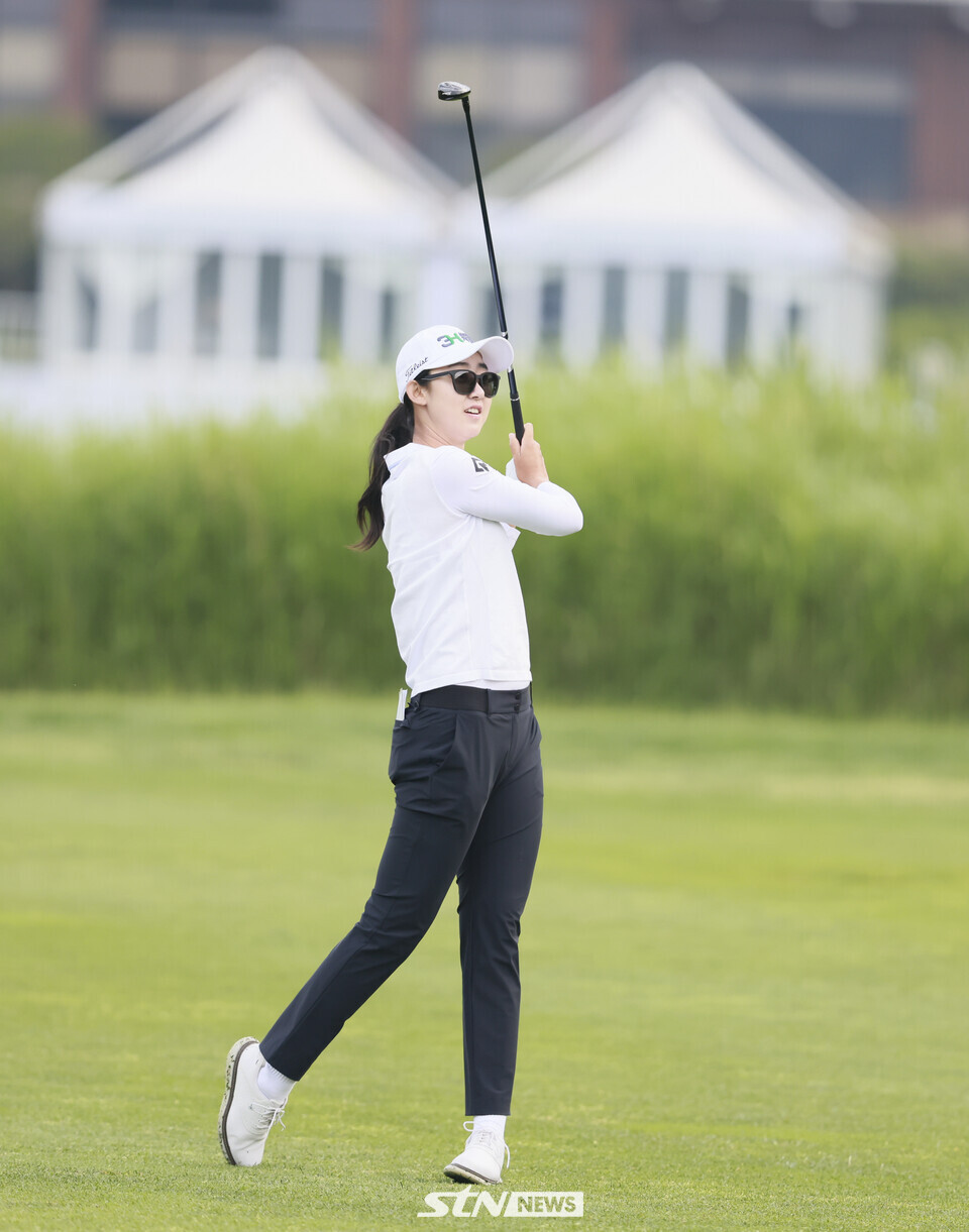 [STN포토]세컨드샷 날리는 전우리