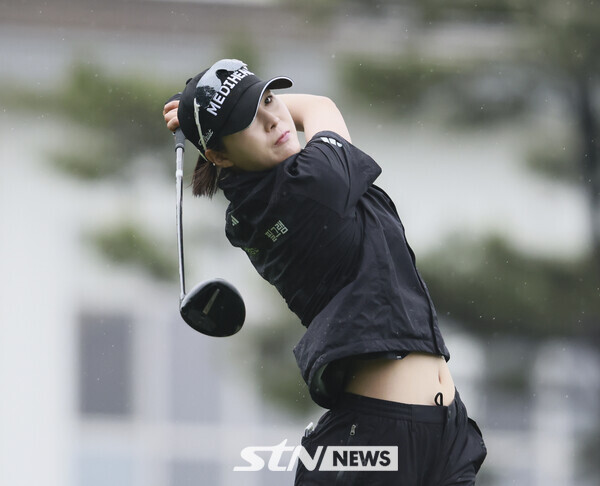 [st&현장] 폭우·강풍에도 퍼트감 최상 '버디쇼'… 김나영, KLPGA 생애 첫 우승 가나?