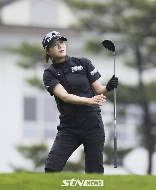 [st&현장] 폭우·강풍에도 퍼트감 최상 '버디쇼'… 김나영, KLPGA 생애 첫 우승 가나?