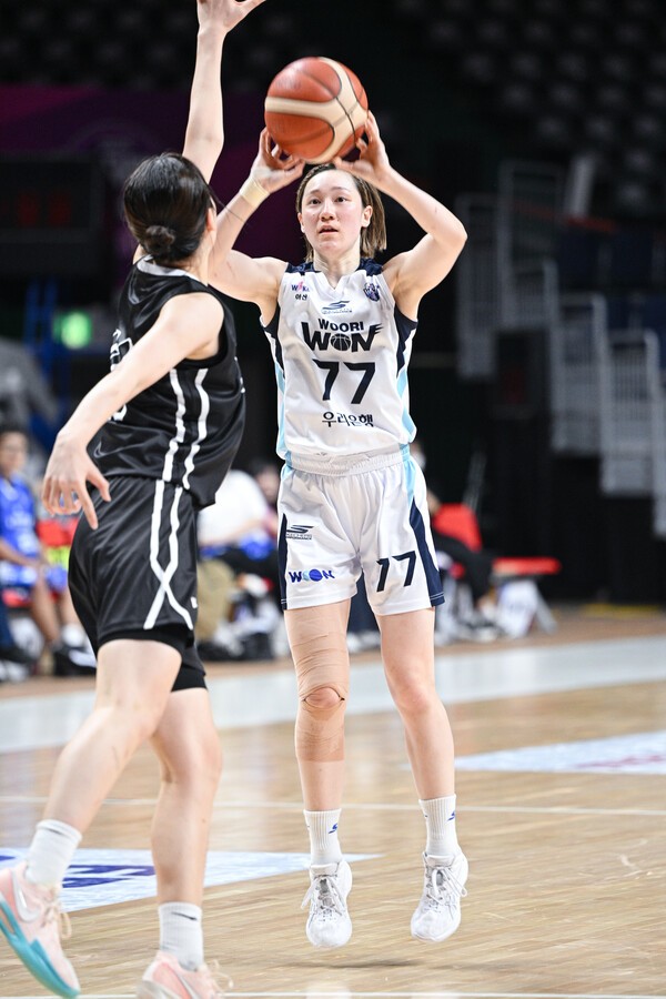 ‘나나미+이민지 62점 합작!’ 우리은행, 삼성생명 맹폭하며 A조 2위로 도약