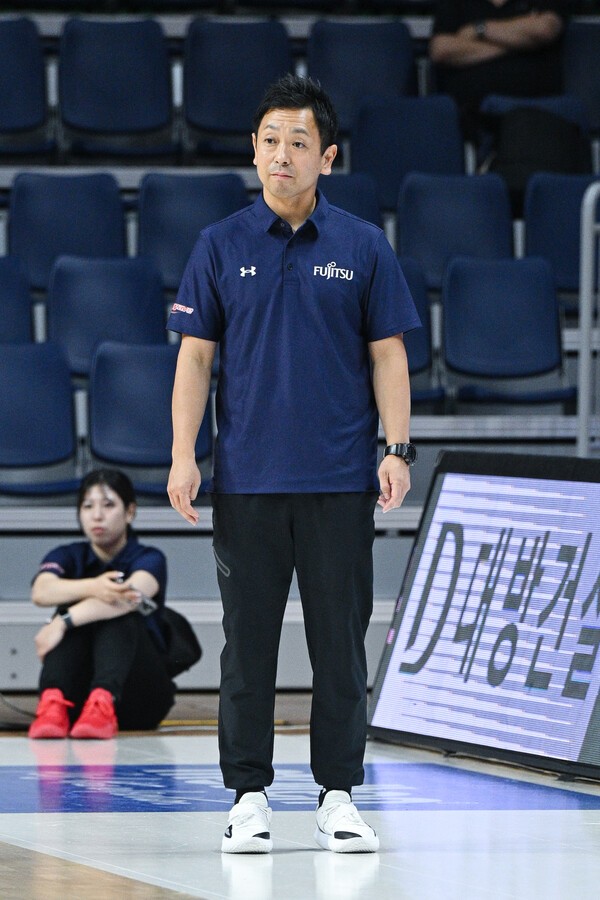 [STN 현장] 후지쯔 구사카 감독 "일본 농구에 자부심 느껴…KB도 잘 하더라"
