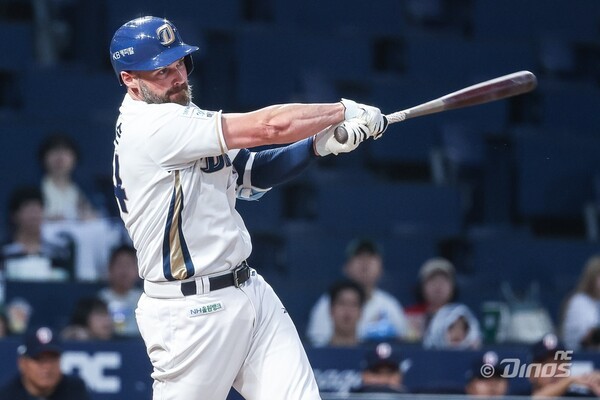 ‘데이비슨 30호 홈런’ NC, SSG에 5-4 짜릿한 역전승…5강 희망 살렸다