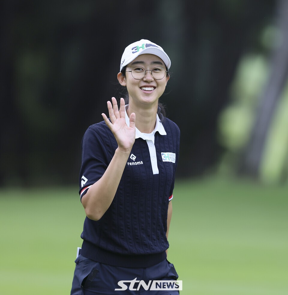 [STN포토]손 인사로 이동하는 전우리