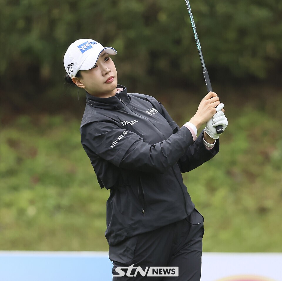 [STN포토]타구 바라보는 유현주