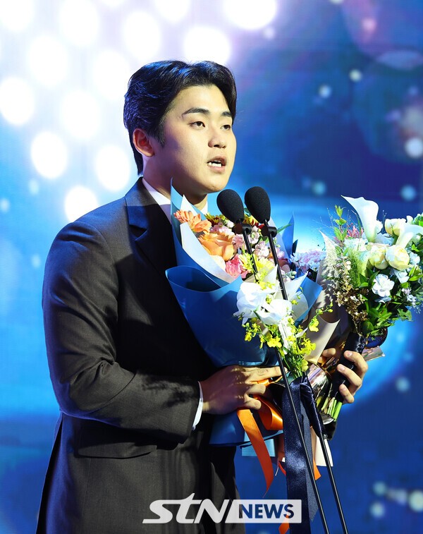 [STN 현장] '국가대표 마무리' KT 박영현, 35세이브로 '세이브상'…"내년 더 잘 하도록 할 것"