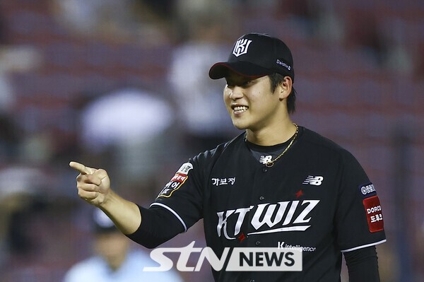 [STN 현장] '국가대표 마무리' KT 박영현, 35세이브로 '세이브상'…"내년 더 잘 하도록 할 것"