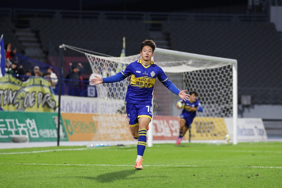 [오피셜] 충남아산, '구단 최연소 득점자' 박시후 프로 계약 체결 "팀에 도움 되는 선수 되겠다"