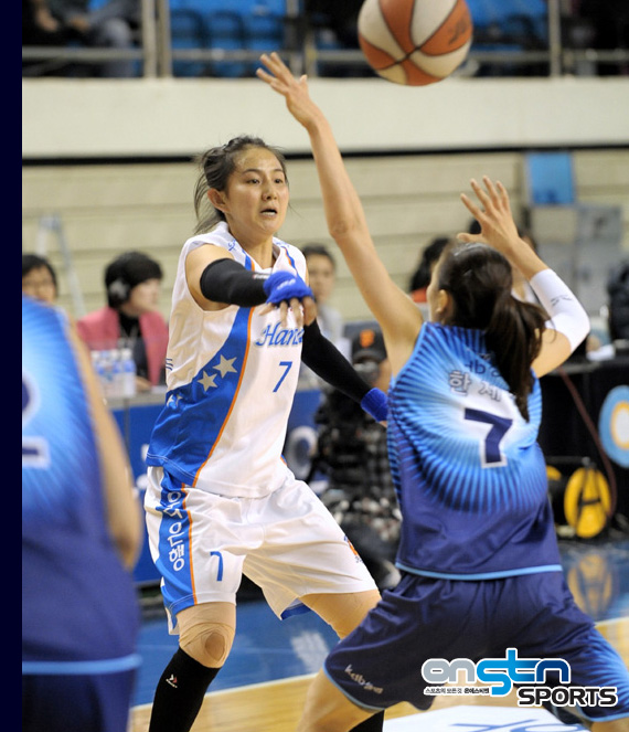 [WKBL] KDB생명, 우리은행 꺾고 공동 3위