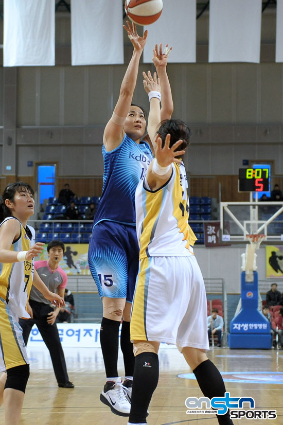 [WKBL] KDB생명, 신한은행 꺾고 3위 자리 확정